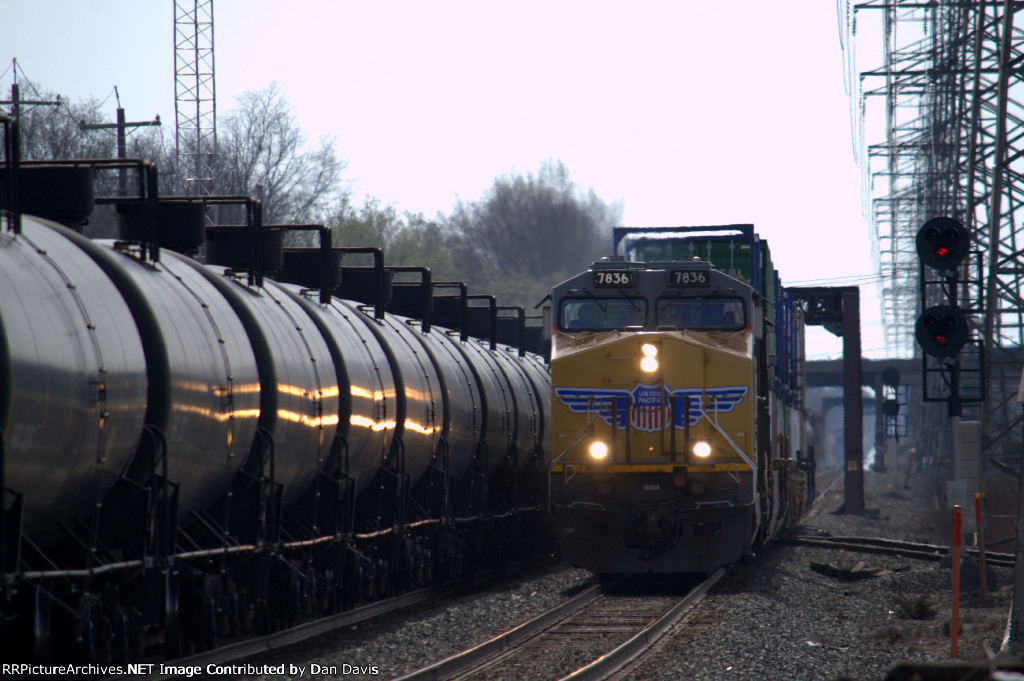 NS 290 passes CSX K040-13